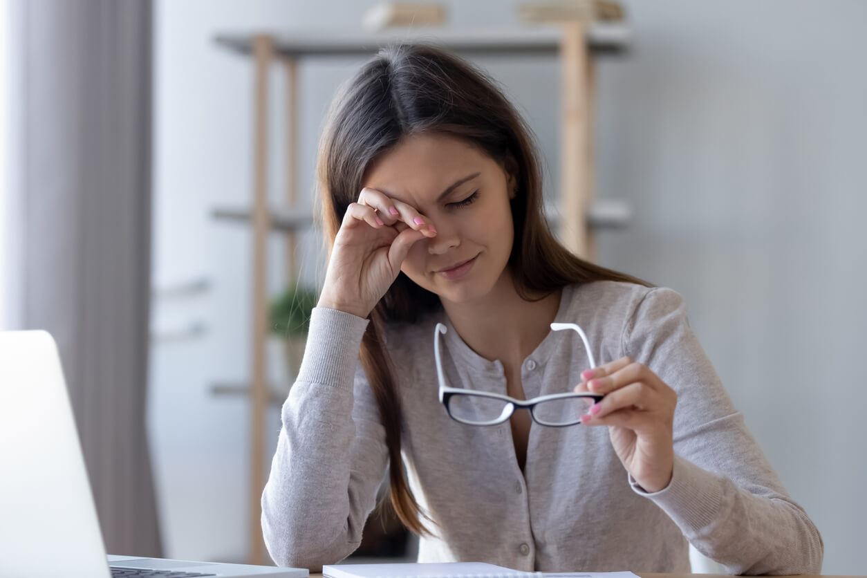 Tips om vermoeide ogen te voorkomen achter een beeldscherm | Elegance