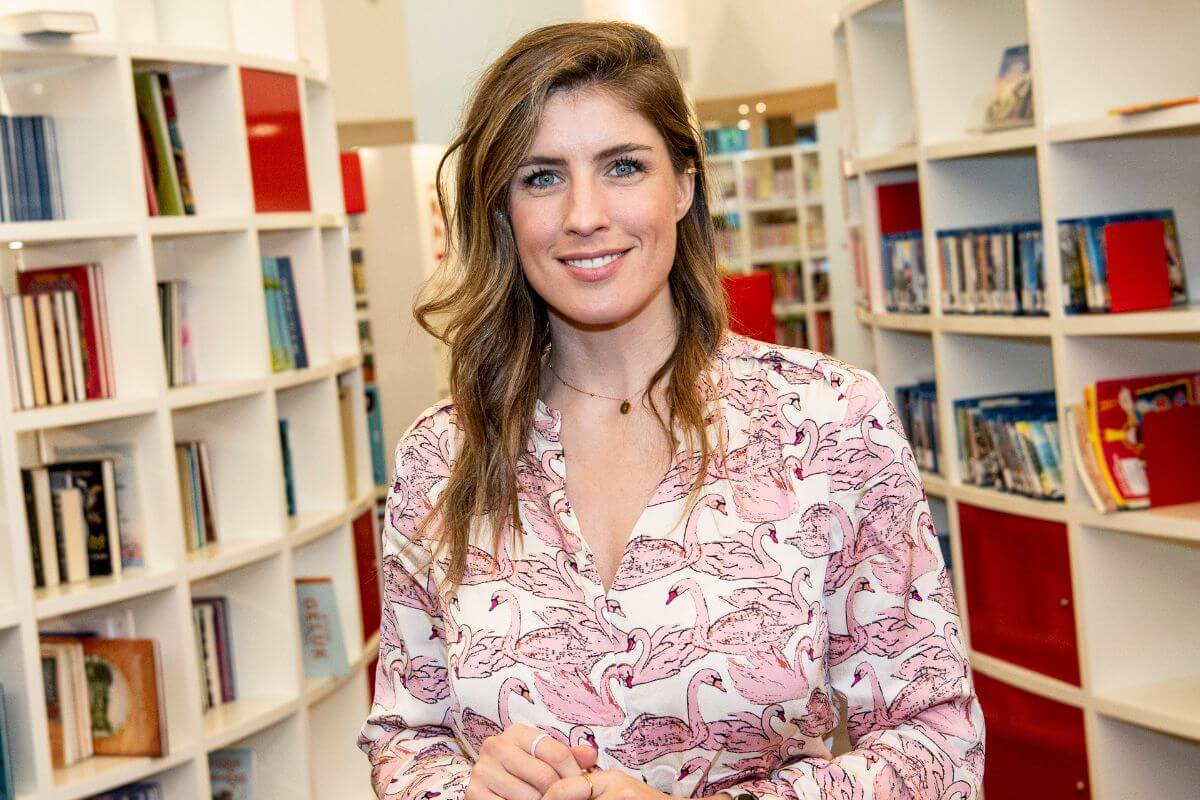 Marieke Elsinga uit de kleren voor zwangerschapsshoot