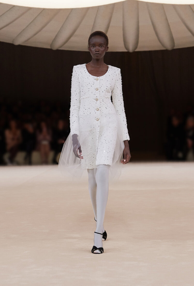 Zien: de Chanel SS24 show tijdens Paris Fashion Week
